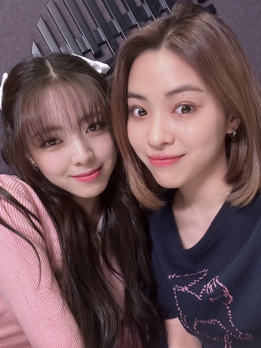 ITZY on Twitter: "DJ #신자매 와 함께 한 플레이리스트 공개💕 Playlist of today’s DJ #SHINSISTERS 💕 🎧 Spotify ...