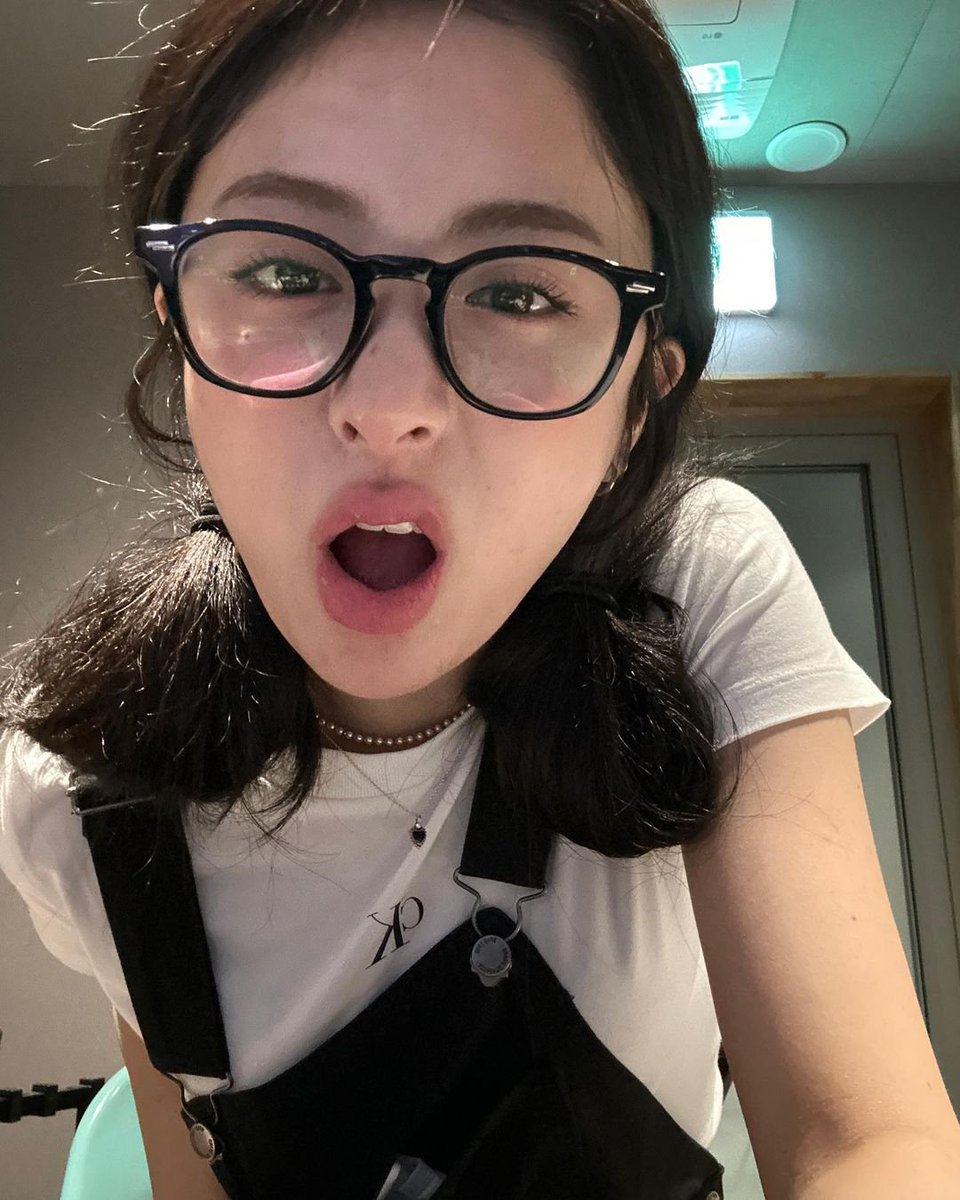 juni PRIDE MONTH on Twitter: "RT @FIM_YJ: 230609 #허윤진 인스타 업뎃 아오 . 떨려 🥝 🔗https://instagram.com/p ...