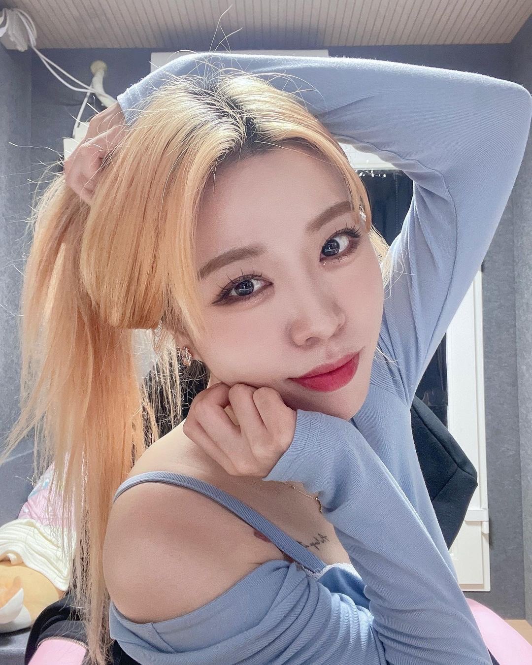 Arem in a cap.png on Twitter: "20230609 IG UPDATE: jayoung__v (1/2) “🩵🩷🩵🩷” #Jayoung #자영 ...