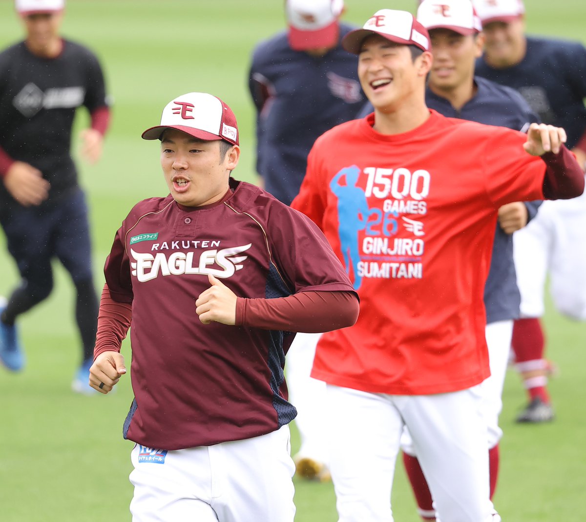サンスポ×EAGLES on Twitter: "【楽天ｰ中日】9日、8日に今季3勝目を挙げた内星龍投手。松井裕樹投手と楽しそうに練習に臨みました。https://sanspo.com ...