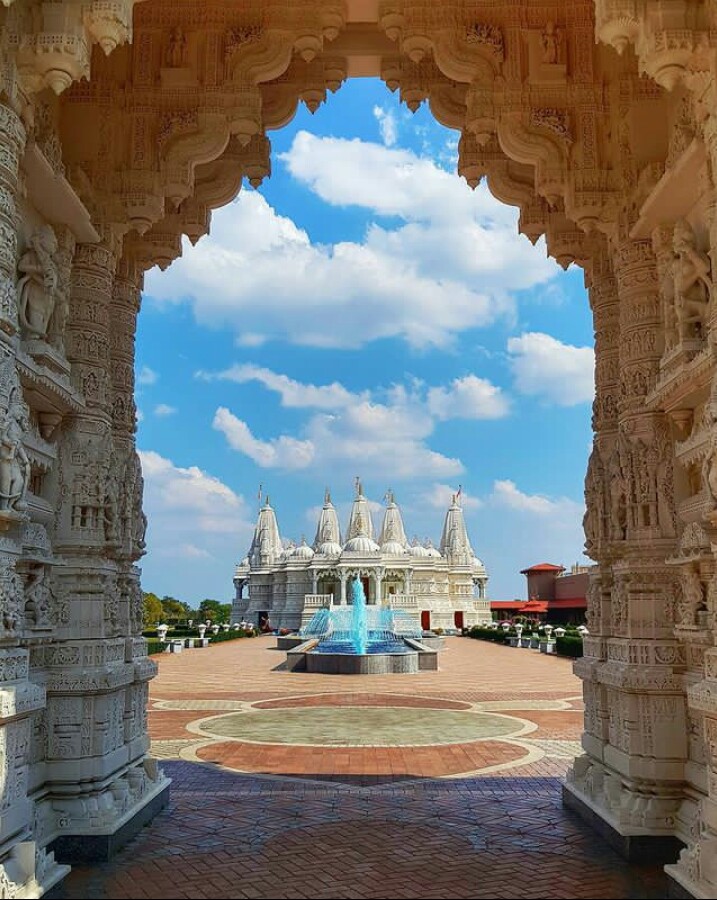 15 Extremely Beautiful Sanatan Hindu Mandir that are located outside of ...