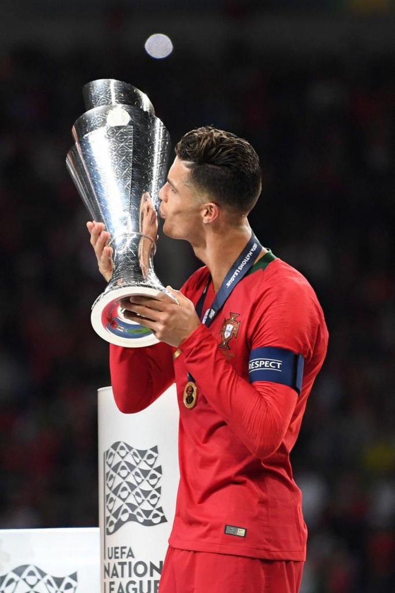 Cristiano Ronaldo holding a trophy bigger than the World Cup 🐐 - Thread ...