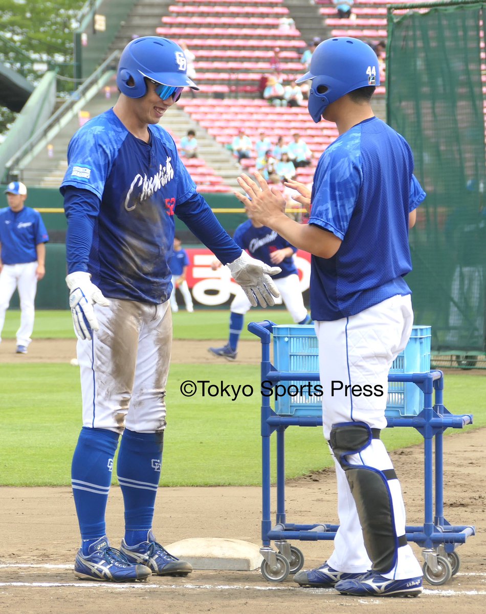 東スポ 中日ドラゴンズ取材班 On Twitter 試合前の練習風景20230610 郡司裕也 選手にハグしようとするも全力で拒否される 加藤翔平 選手 Dragons 中日
