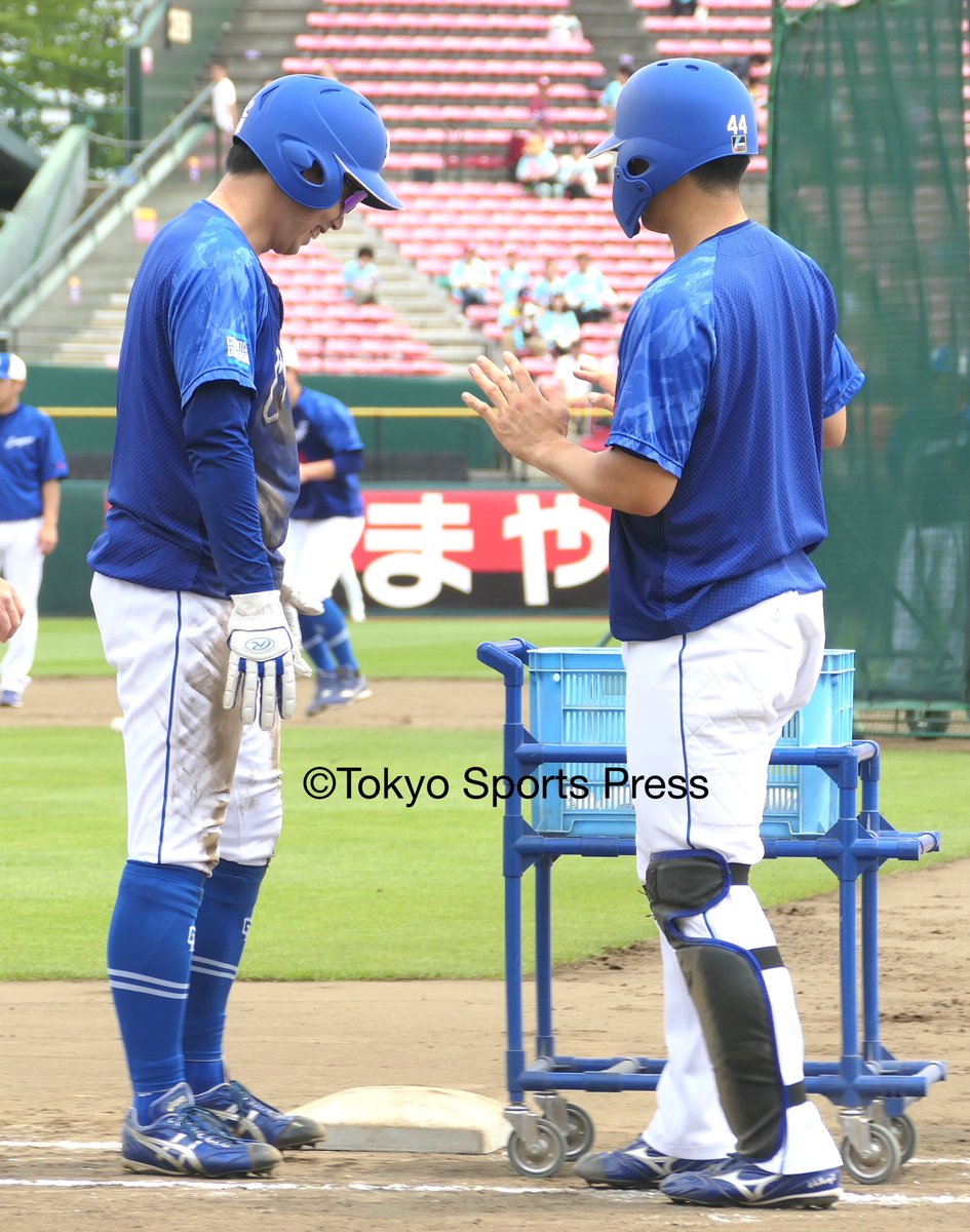 東スポ 中日ドラゴンズ取材班 On Twitter 試合前の練習風景20230610 郡司裕也 選手にハグしようとするも全力で拒否される 加藤翔平 選手 Dragons 中日