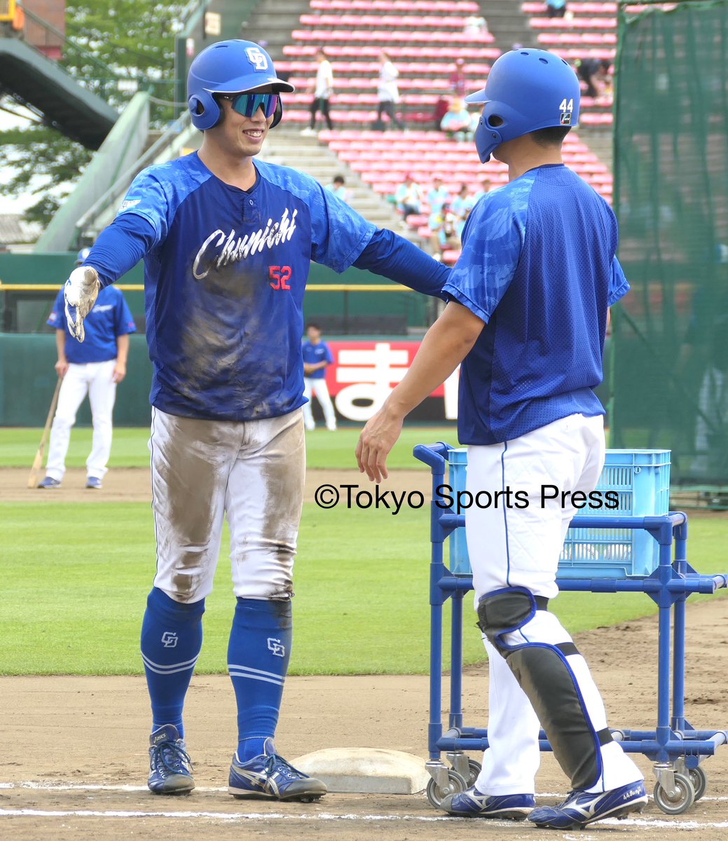 東スポ 中日ドラゴンズ取材班 On Twitter 試合前の練習風景20230610 郡司裕也 選手にハグしようとするも全力で拒否される 加藤翔平 選手 Dragons 中日