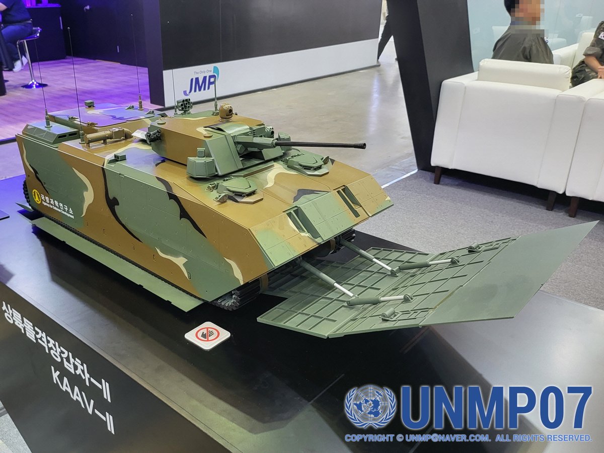 Oryx on Twitter: "RT @RyszardJonski: Hanwha displayed scale model of the amphibious KAAV-II at ...