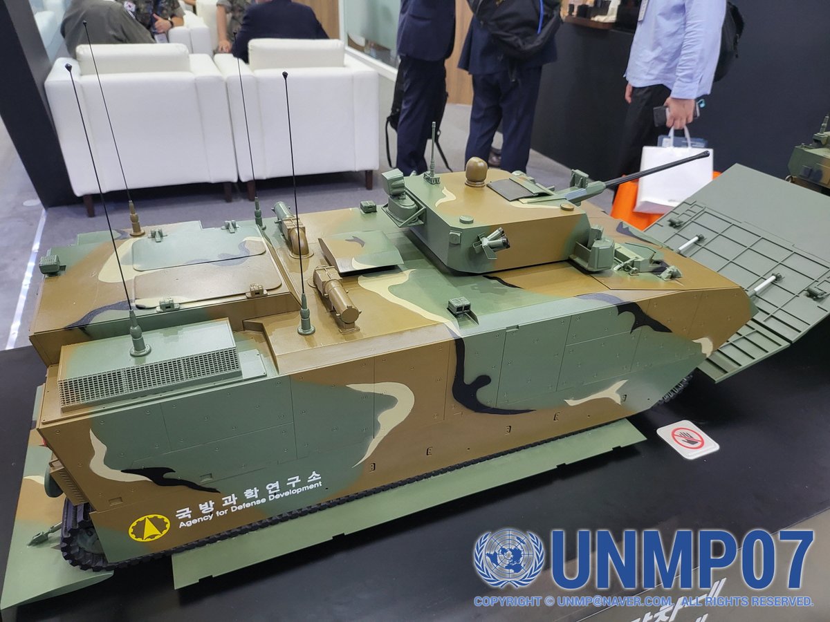 Oryx on Twitter: "RT @RyszardJonski: Hanwha displayed scale model of the amphibious KAAV-II at ...