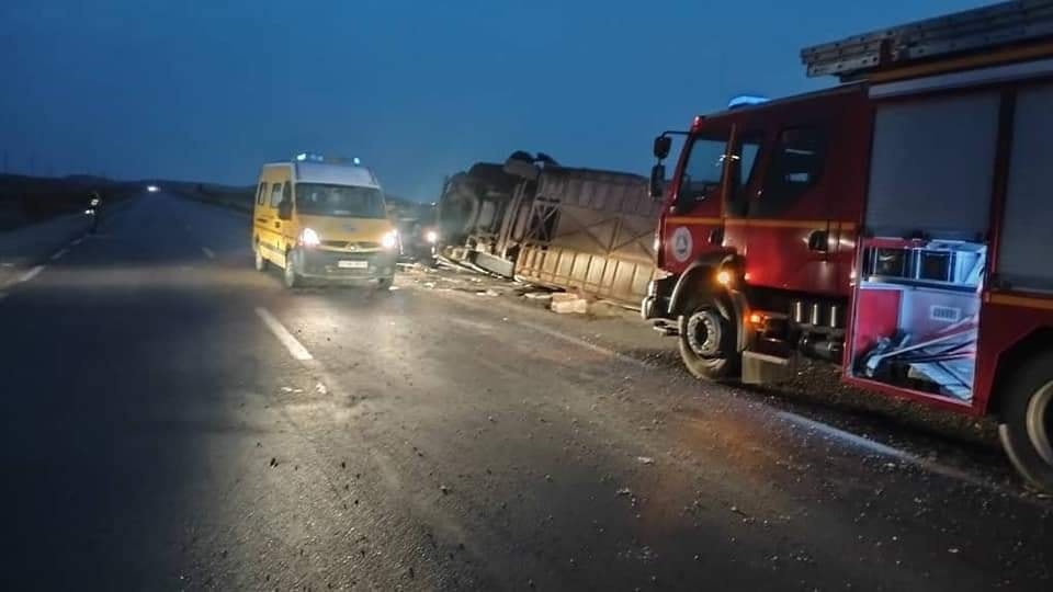 TSA Algérie on Twitter: "PHOTOS. Trois morts et 40 blessés dans une collision entre un bus et ...
