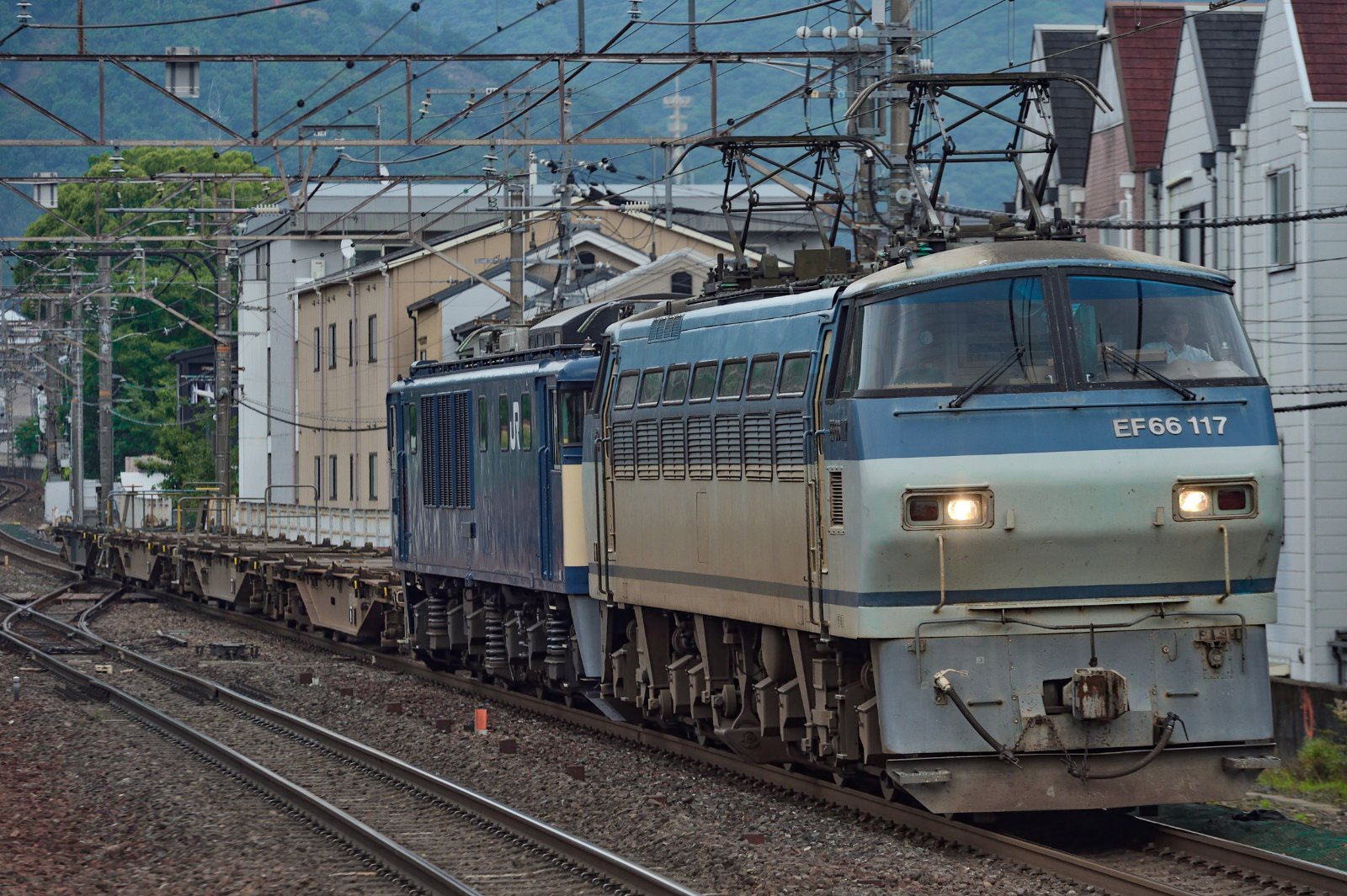 とともや on Twitter: "2023/6/10 8865レ 山科にて EF66-117+ムドEF64-1024+コキ4B 撮影お疲れ様でし。 https://t.co ...