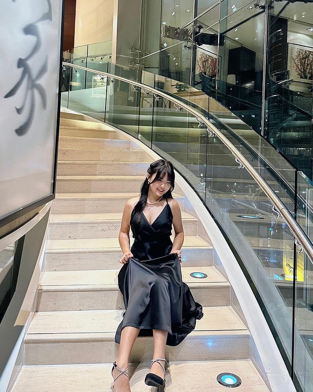 日常分享港女 on Twitter: "Grad din不忘露乳"