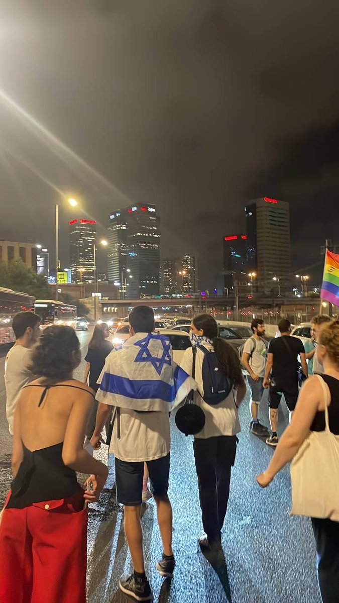 ynet עדכוני on Twitter: "אחרי ש-80 אלף הפגינו בקפלן: איילון דרום נחסם לתנועה https://bit.ly/3NnE8h5"