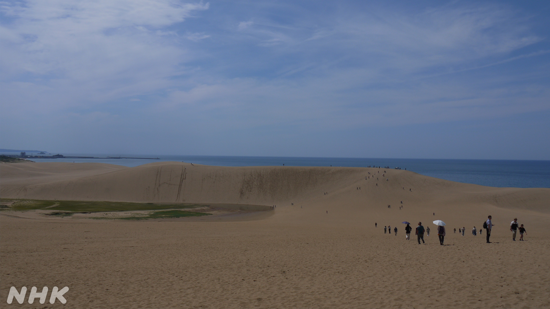 NHKラジオニュース on Twitter: "#マイあさ こちらは、おなじみ 鳥取砂丘を東側入り口から見た風景です。 https://t.co/2QC7sSicOO https://t.co ...