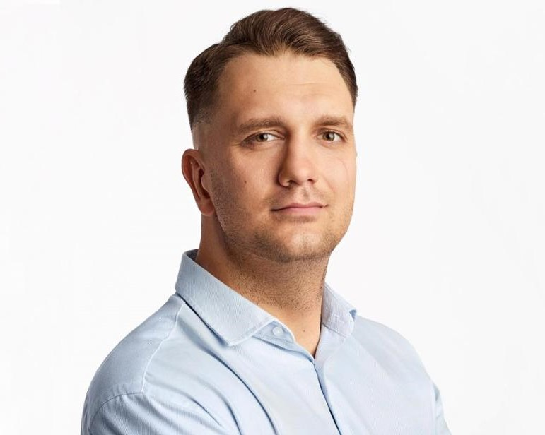 Radek Karbowski on Twitter: " ️🇵🇱 TOP10 posłów, którzy w 2022 roku zrealizowali najwięcej lotów ...