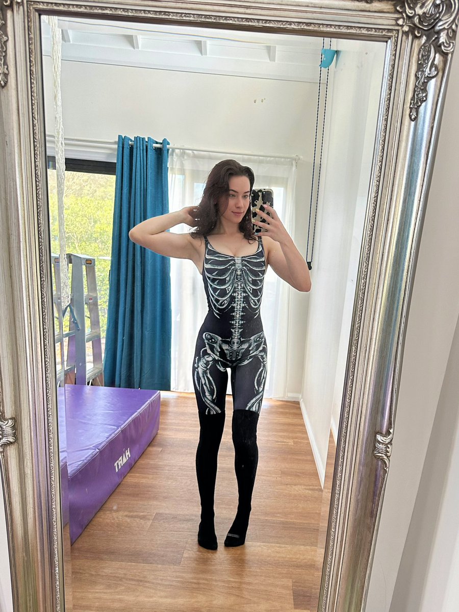 Nic the Pixie 🍉 on Twitter: "You can see my bones 😳"