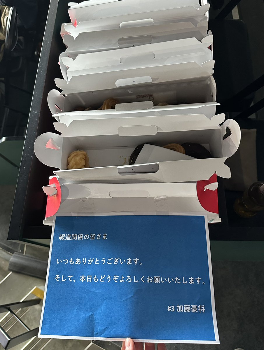 スポーツ報知 日本ハム取材班 On Twitter 【 いつもありがとうございます🙌 】 前日のヒーロー 加藤豪将 選手から報道陣へ、またまたドーナツ の差し入れをいただきました