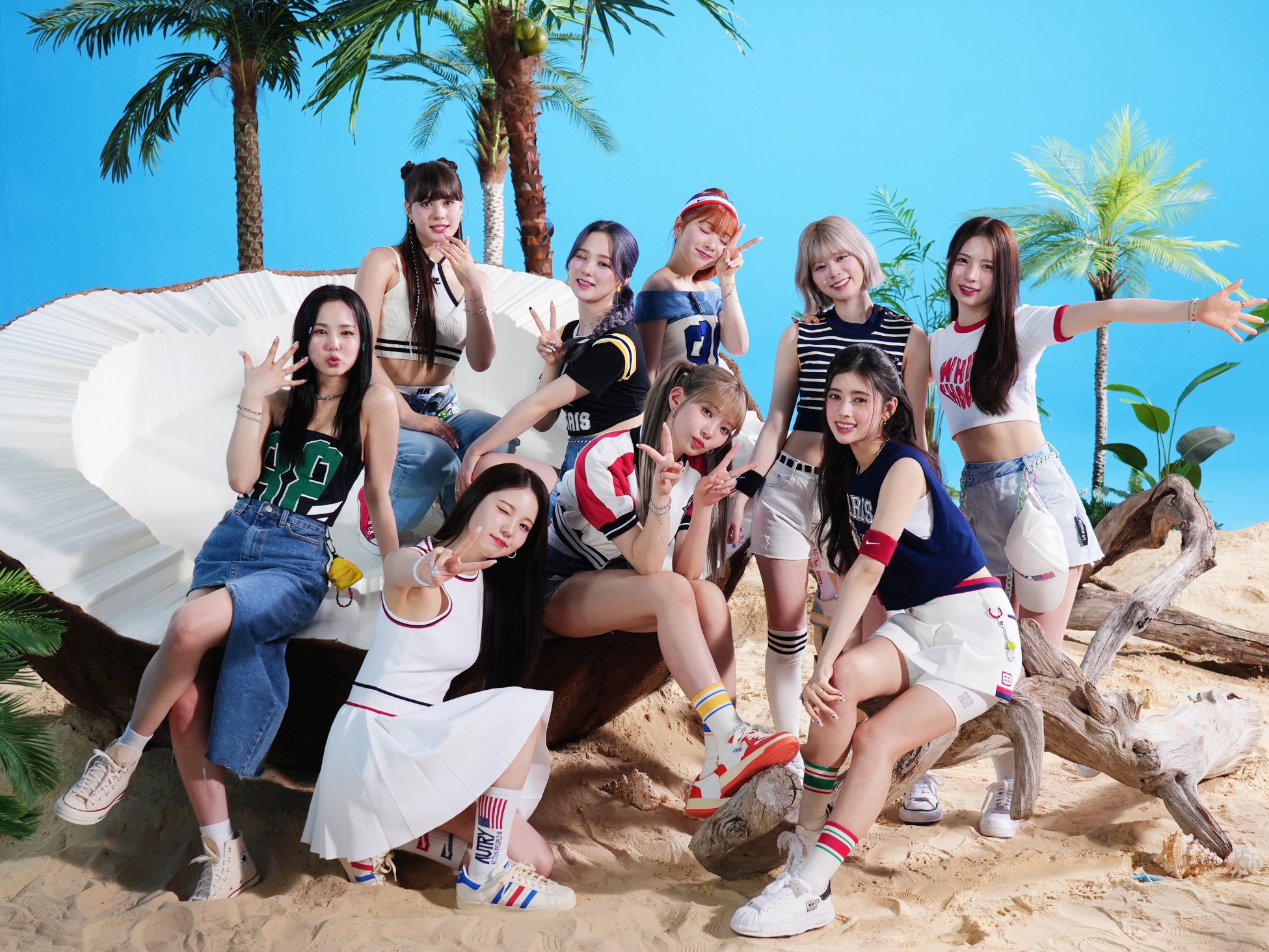 WithU닷컴 > 토크 - NiziU 2집 앨범 『COCONUT』 자켓 촬영 비하인드 컷