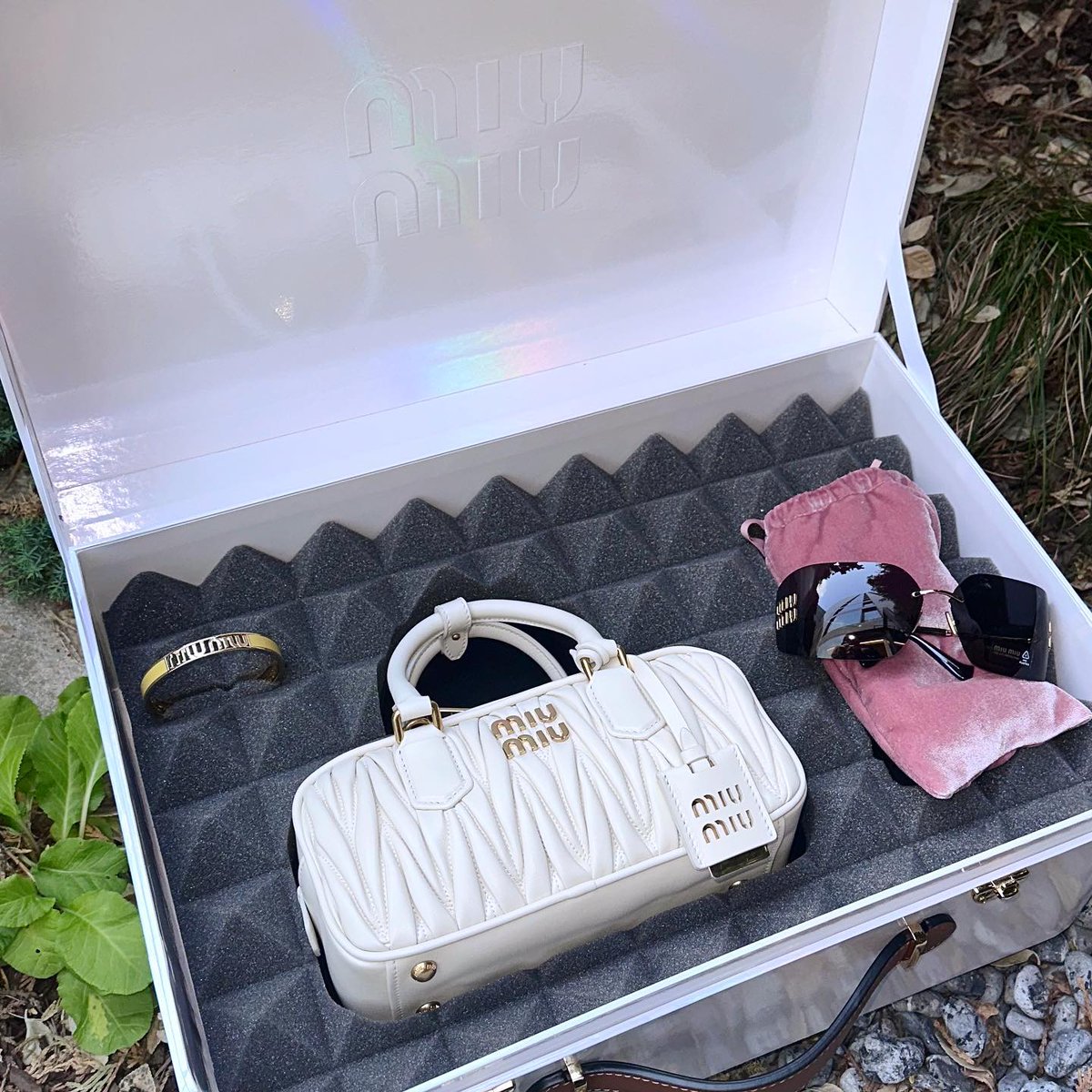 Mystarmyangel on Twitter: "[230611-YOONGSTAGRAM CAROUSEL] 마음에 쏘옥🤍 #miumiu #MiuArcadie https ...