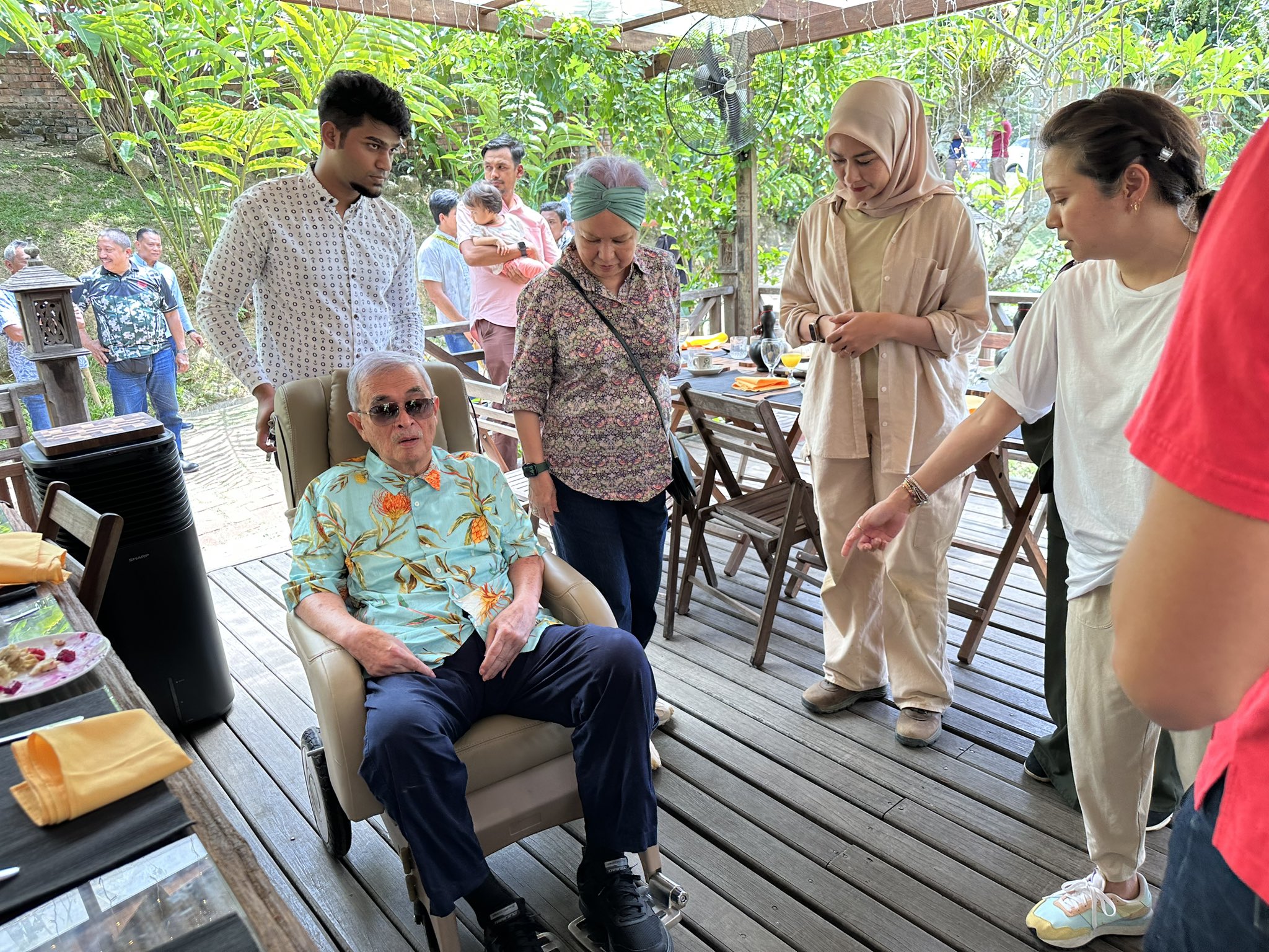 Rara 🇲🇾 on Twitter: "Rezeki saya hari ini dapat bertemu dengan Mantan Perdana Menteri ke 5 ...