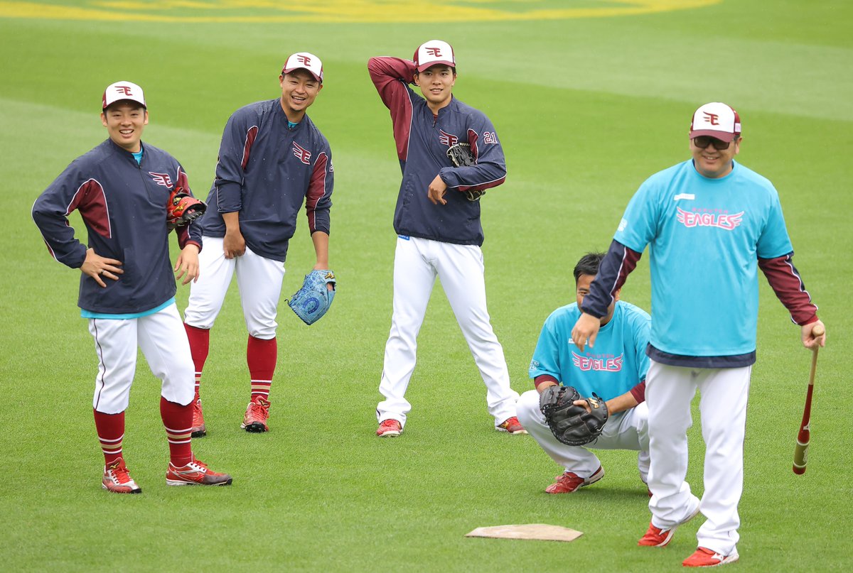 サンスポ×EAGLES on Twitter: "【楽天ｰ中日】11日、めちゃくちゃ楽しそうな #松井裕樹 投手、#田中将大 投手 ら投手陣と #小山伸一郎 コーチ、#伊志嶺忠 ブルペン捕手 ...