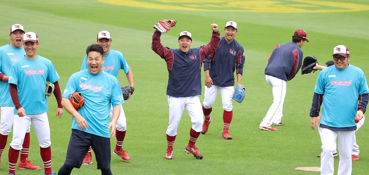 サンスポ×EAGLES on Twitter: "【楽天ｰ中日】11日、めちゃくちゃ楽しそうな #松井裕樹 投手、#田中将大 投手 ら投手陣と #小山伸一郎 コーチ、#伊志嶺忠 ブルペン捕手 ...