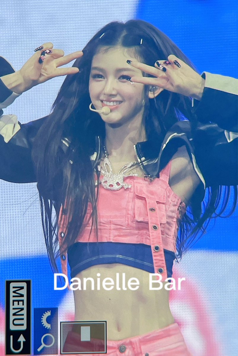 NewJeans Loops 🐇 on Twitter: "☀️☀️☀️ 230611 #뉴진스 #NewJeans #다니엘 #Danielle #WeverseConFestival"