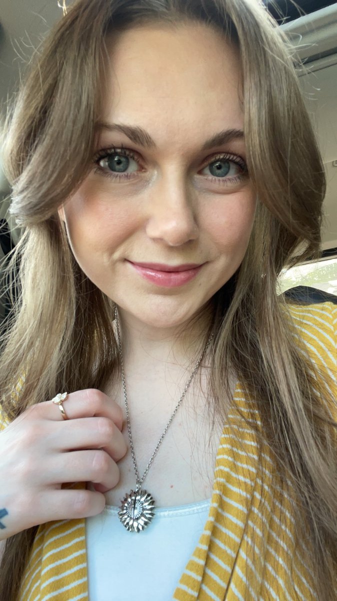 Shaynigami on Twitter: "It’s been a while since I’ve posted a selfie session so… here’s Day One! 😁💛"