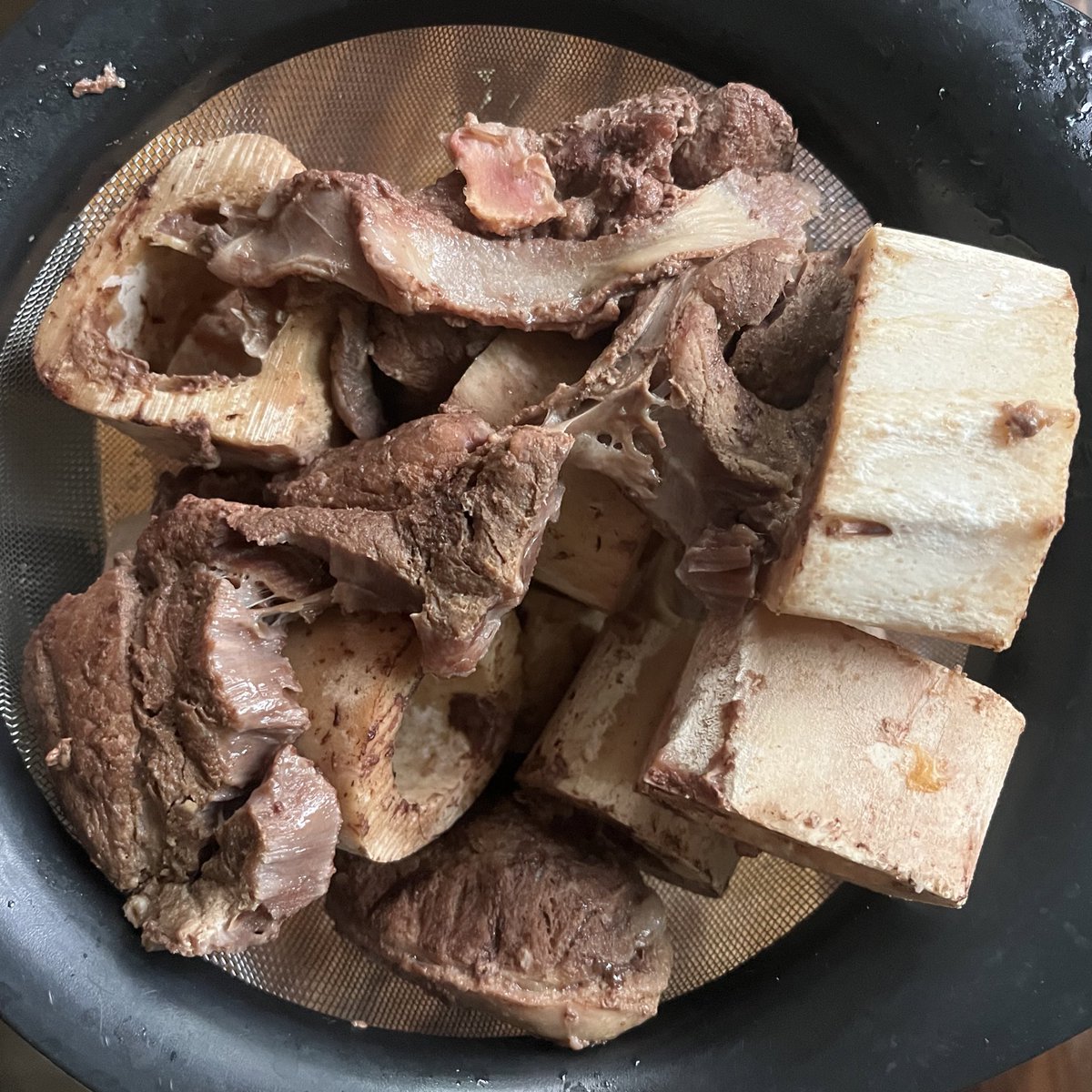 Loving this method of making bone broth + slow-cooked beef + bone ...