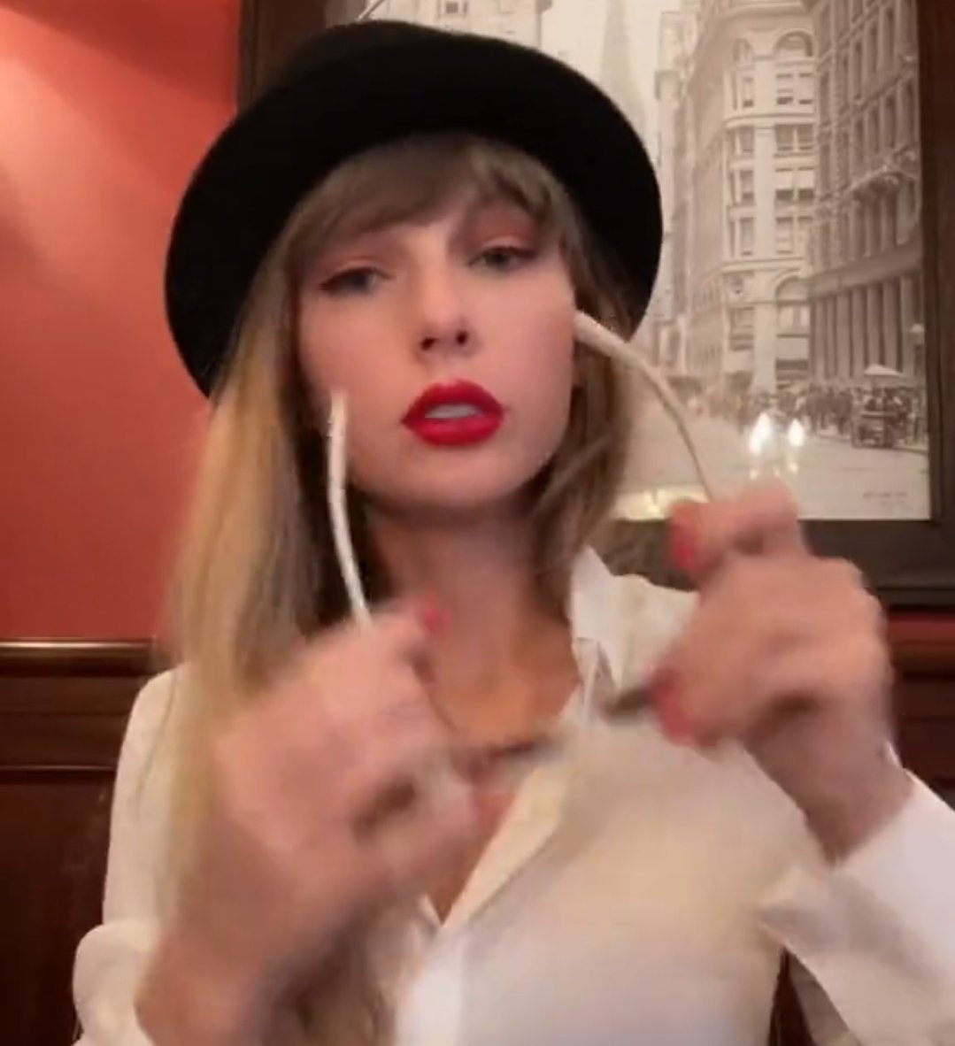 The Swift Society On Twitter 👑 Taylorswift13 Becomes The First
