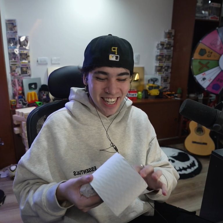 ᵏᵒᵗᵉ on Twitter: "spreen feliz con un papel higiénico"