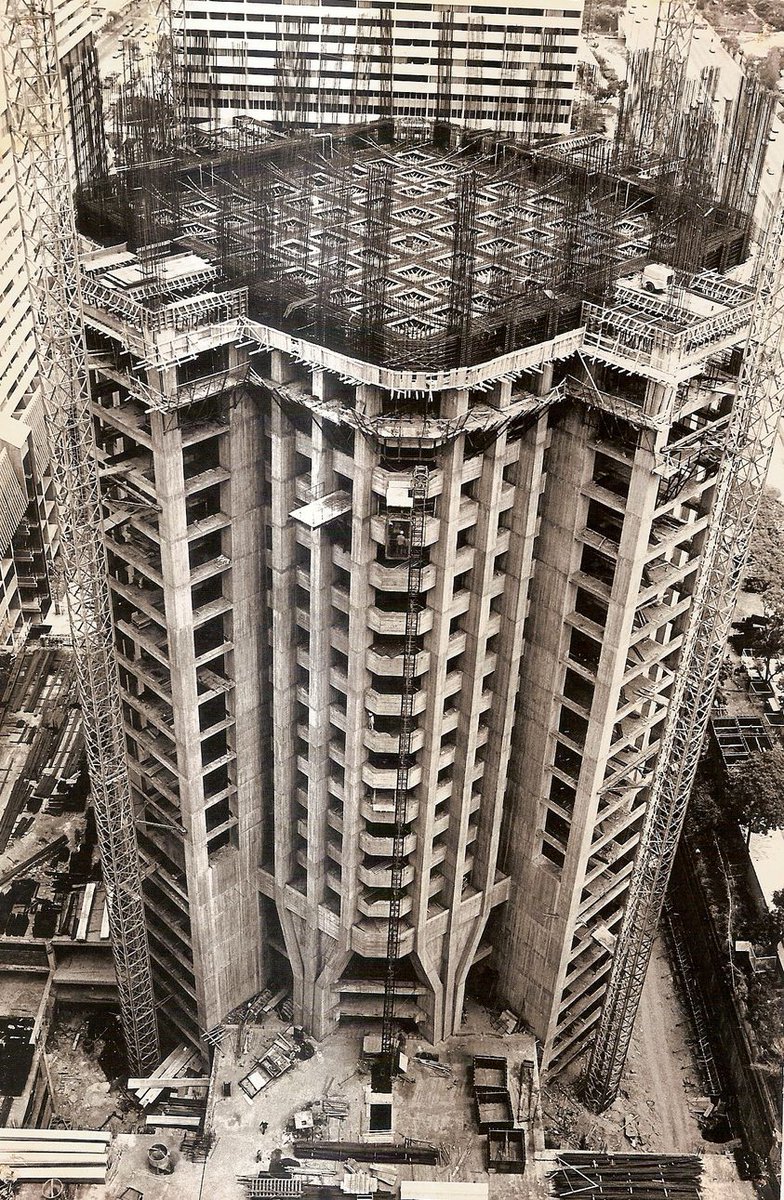 ArquitecturaVZL on Twitter: "Así se veía la torre Oeste de Parque Central durante su ...