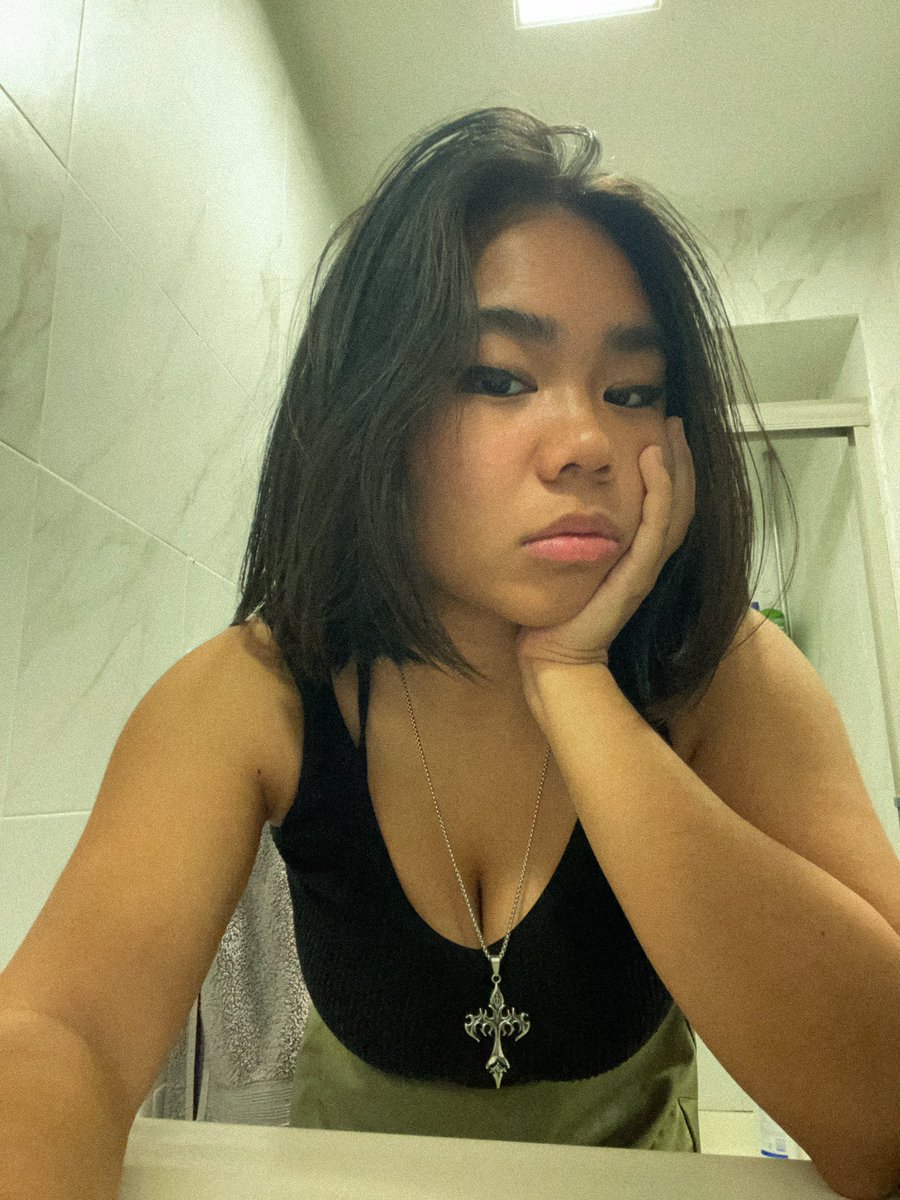 angie 🌱 on Twitter: "same bathroom diff person"