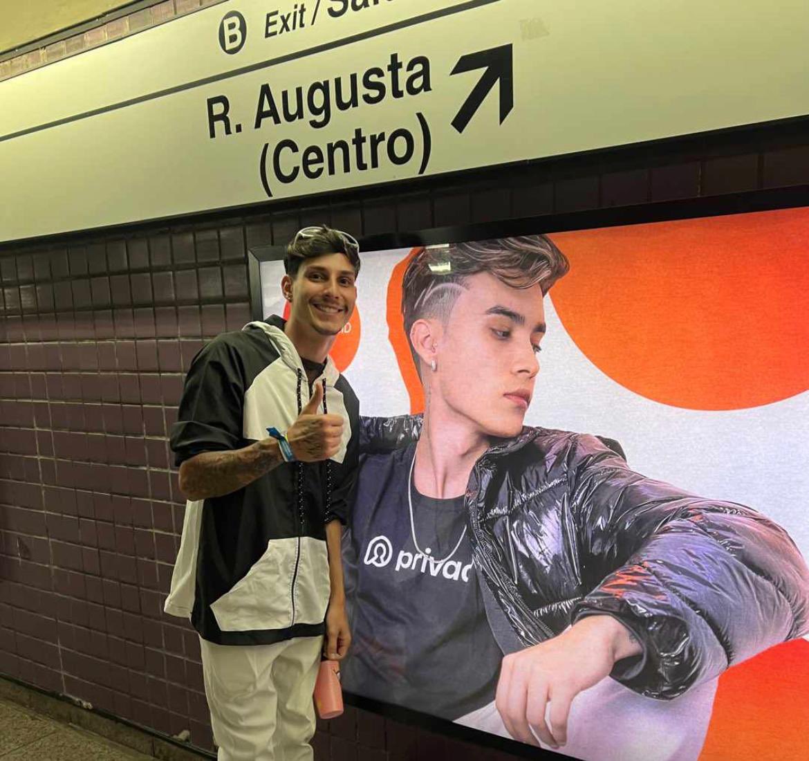 Rhuan.md on Twitter: "Como amanhã é dia dos namorados coloquei foto minha nos metrôs de SP pro ...