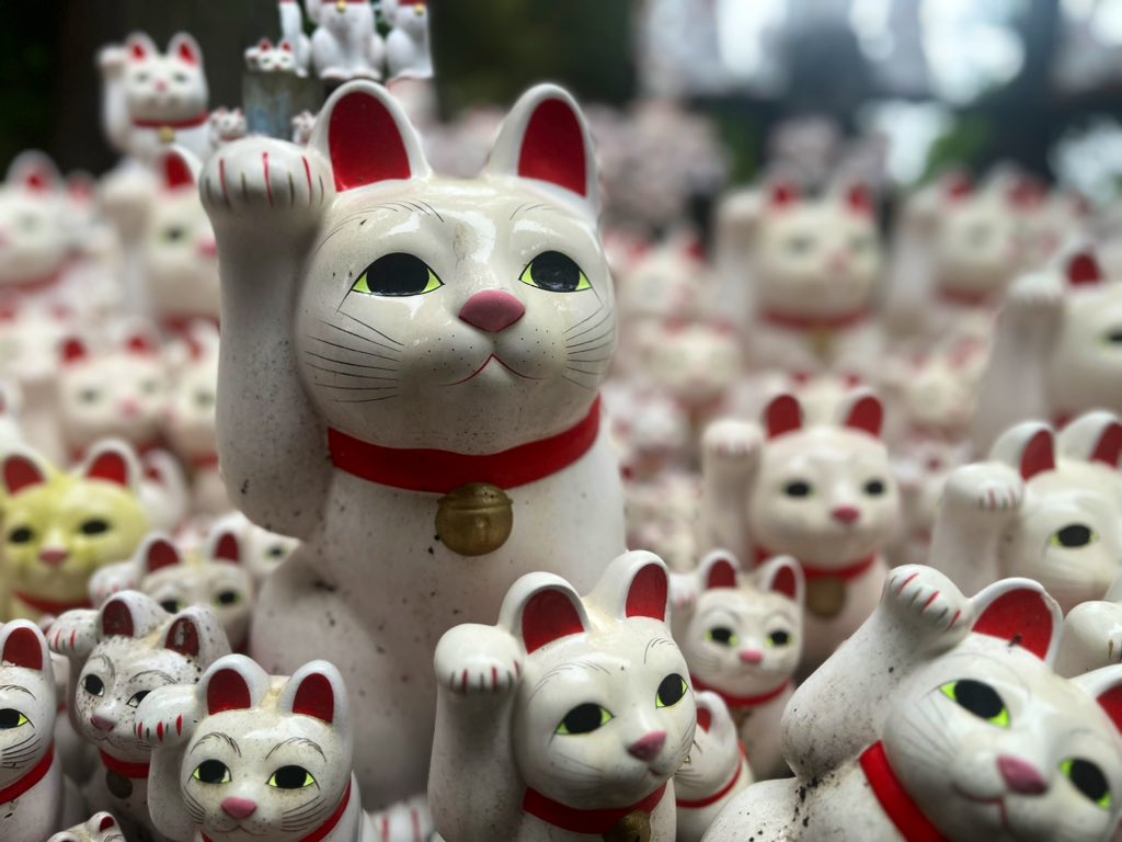 Hello Kitty Maneki Neko