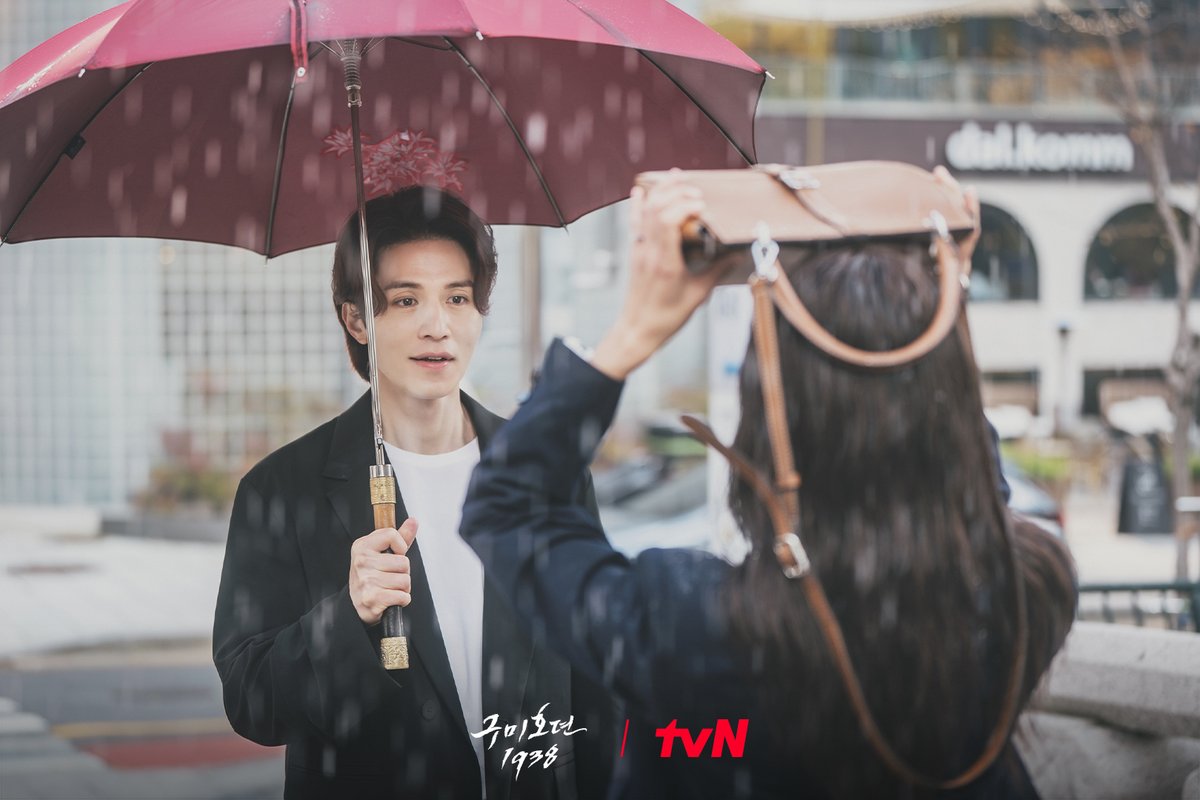 tvN drama on Twitter: "(울컥) 이 투 샷을 다시 보다니,,๐·°(৹˃̵﹏˂̵৹)°·๐ 지아의 영원한 우산이 되어줄 이연☔ 언제나 그랬듯 씩씩하게 이연을 ...