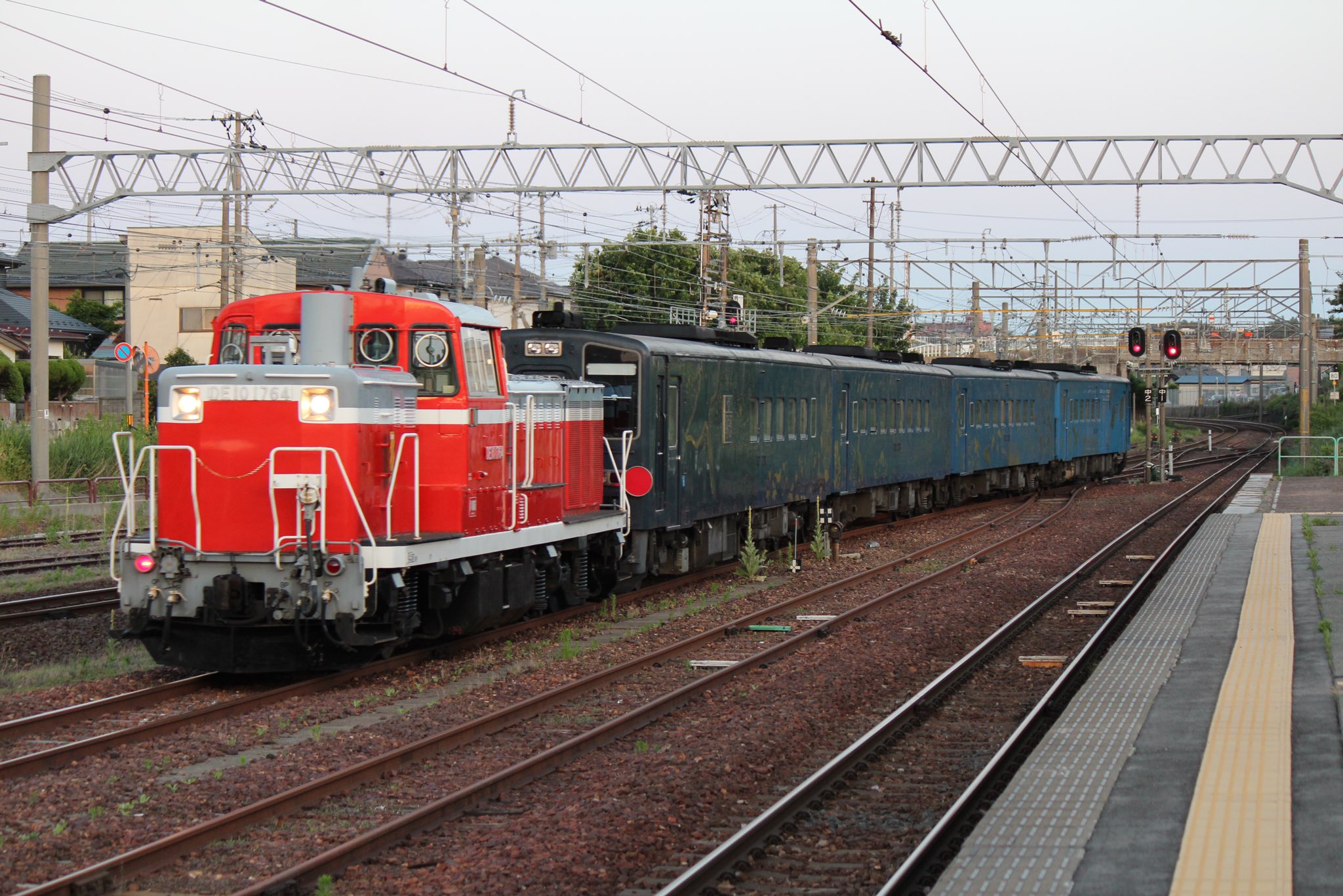 東鉄 on Twitter: "土崎駅に到着したDE10-1764とキハ141系700番台が秋田総合車両センターに入場しました。牽引機もまさかの帰らぬ旅となってしまいました。長年に渡るご活躍お ...