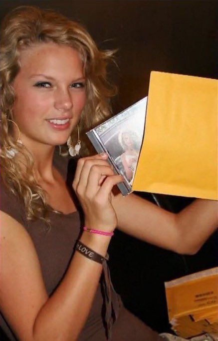Taylor Swift Updates on Twitter: Taylor Swift Updates on Twitter: