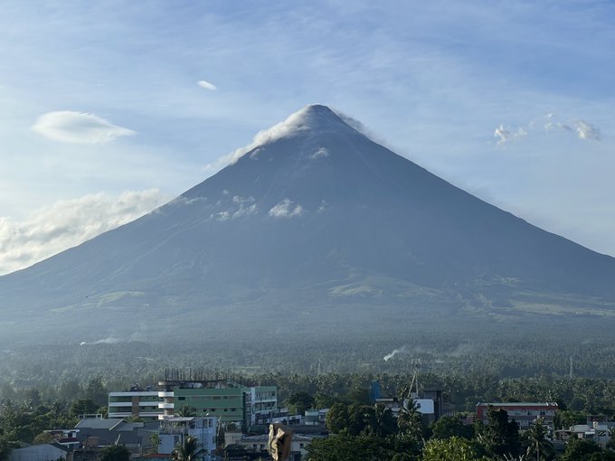 CNN Philippines on Twitter: "LOOK: ‘PERFECT CONE’ Mayon Volcano shows up on Monday afternoon in ...