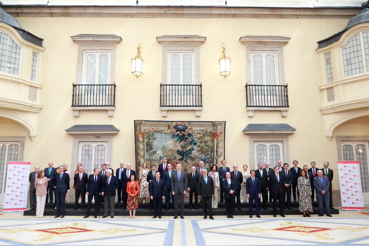 Casa de S.M. el Rey on Twitter: "El Rey preside la reunión del Patronato del Real Instituto ...