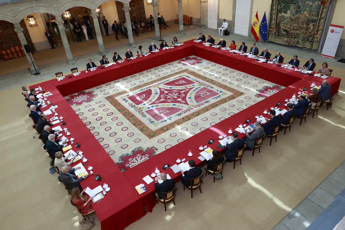 Casa de S.M. el Rey on Twitter: "El Rey preside la reunión del Patronato del Real Instituto ...