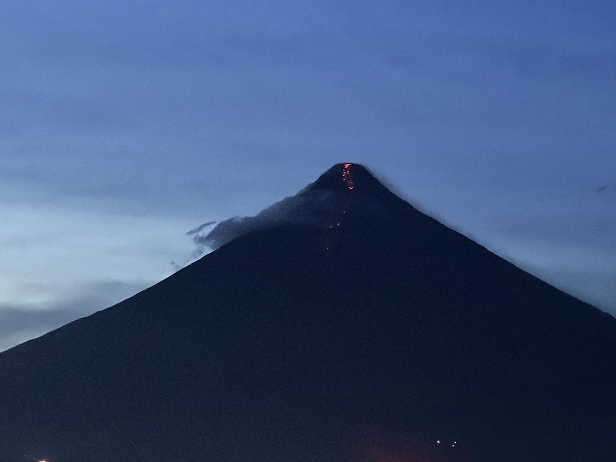 CNN Philippines on Twitter: "LOOK: ‘PERFECT CONE’ Mayon Volcano shows up on Monday afternoon in ...
