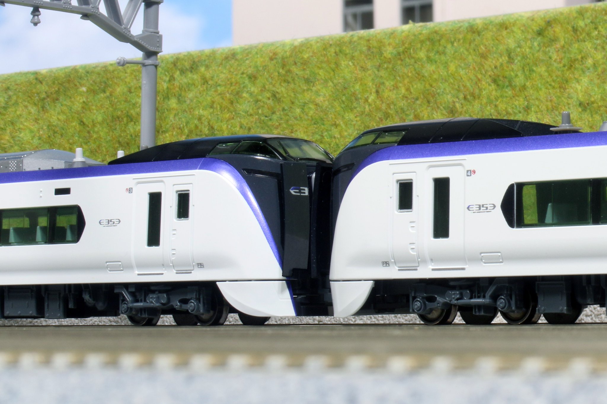 KATO営業部 on Twitter: "【1〜3+4〜12】 E353系は本日出荷です。12両で運転される「あずさ」や「かいじ」+「富士回遊」は貫通扉を開放して走行する姿も印象的。今週末には ...