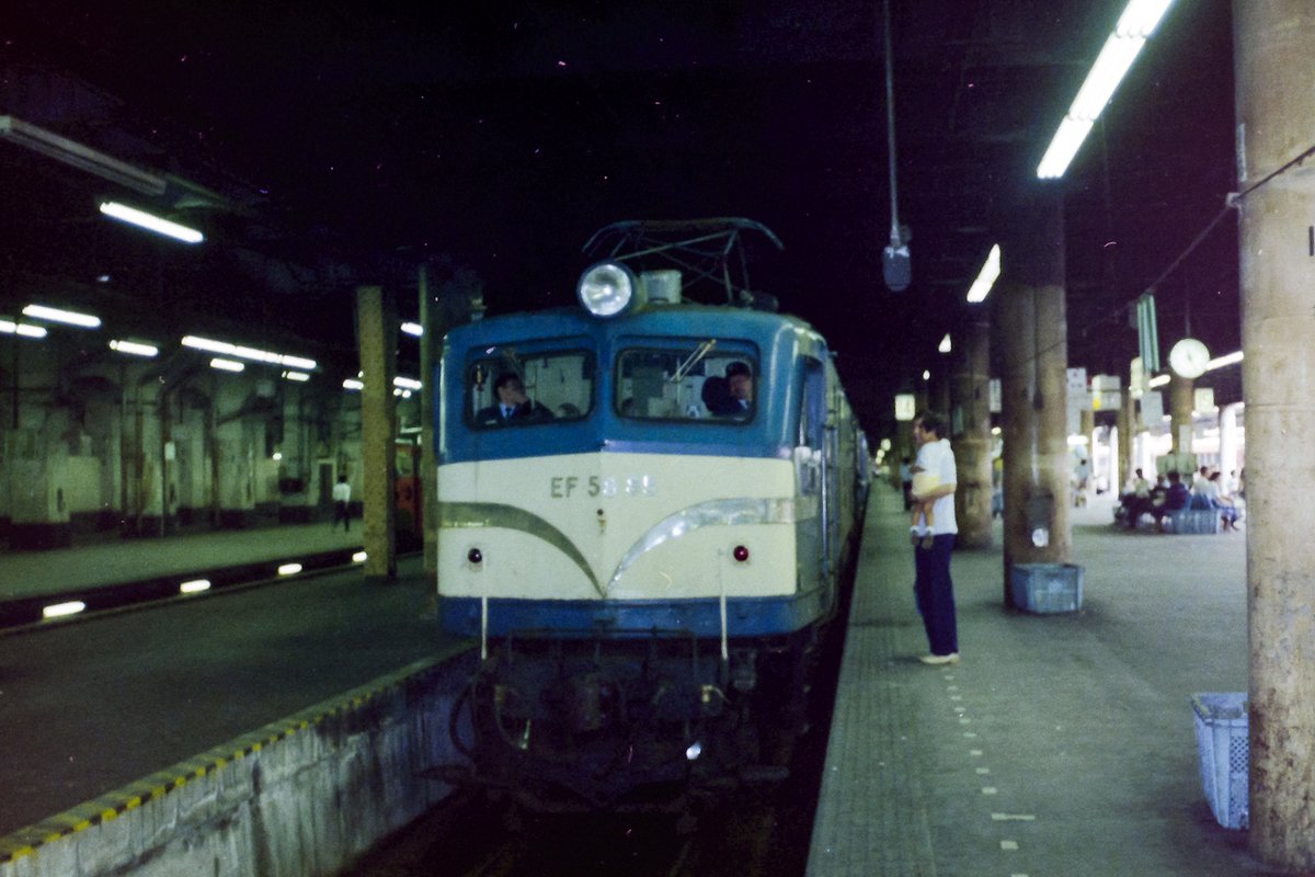 クラちゃん on Twitter: "RT @hapi44: 上野駅でEF58正面から。もったいぶってもこの程度。やけにきれいに写ったのは隣の人がフラッシュ炊いたから。私は運転士に気兼ねして ...