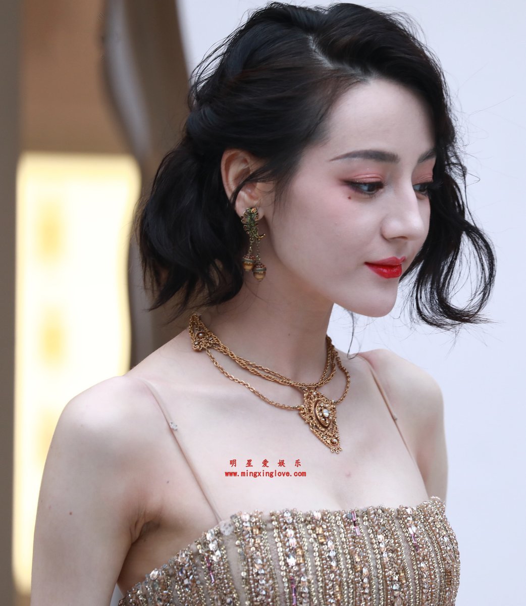 mingxinglove on Twitter: "#迪丽热巴 参加某品牌发布会现场花絮照片，大尺度吊带露背礼服，高清8K分辨率原图无修 #生图 下载 #明星生图 https ...
