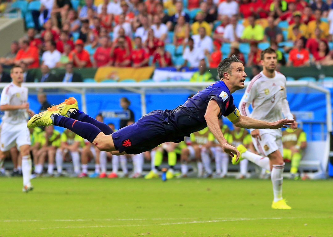 PurelyFootball ℗ on Twitter: "🔙 𝟵 𝙮𝙚𝙖𝙧𝙨 𝙖𝙜𝙤 𝙩𝙤𝙙𝙖𝙮, Robin Van Persie scored a truly iconic diving ...