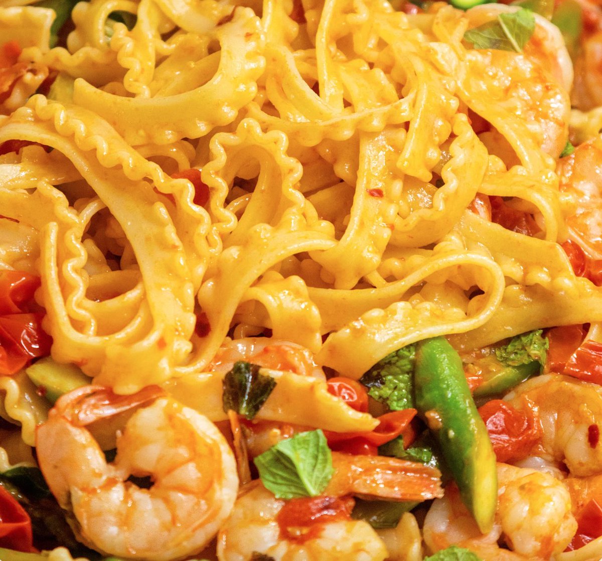 Giadzy on Twitter: "Made in Naples according to time-honored tradition, this extra-long pasta’s ...