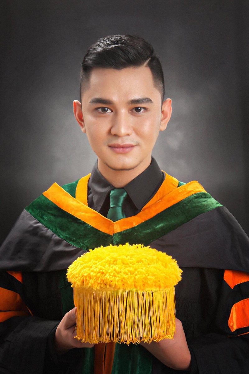 Nard Kub-aron on Twitter: "What did you look like in your toga? 🎓"