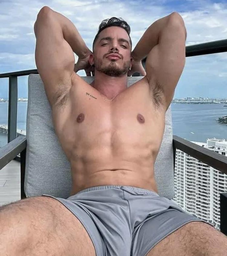 Mathew-Leigh on Twitter: "Commando…….."