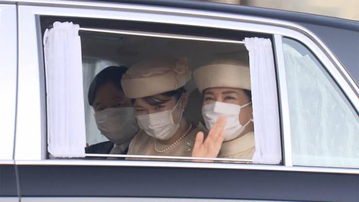 まちこ on Twitter: "オランダご訪問の際にもお召しだったこちらのローブモンタント、今年の元日にもお召しだったとのこと。 初めてお召しになったのが04年だと思いますので、20年近くも ...