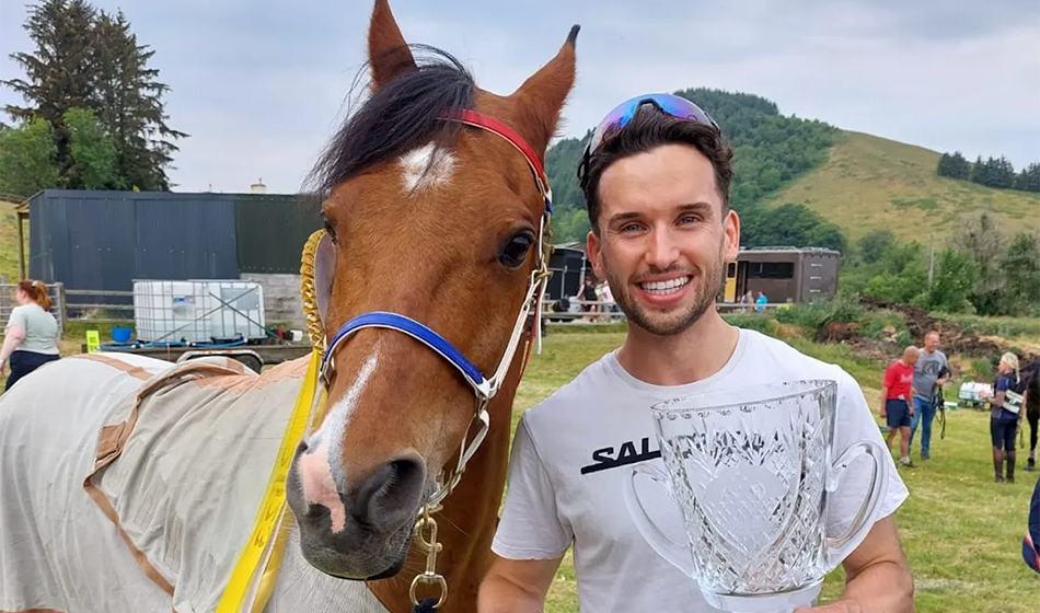 AW on Twitter: "Daniel Connolly beats all the horses (and rival runners) to win the 2023 Man vs ...