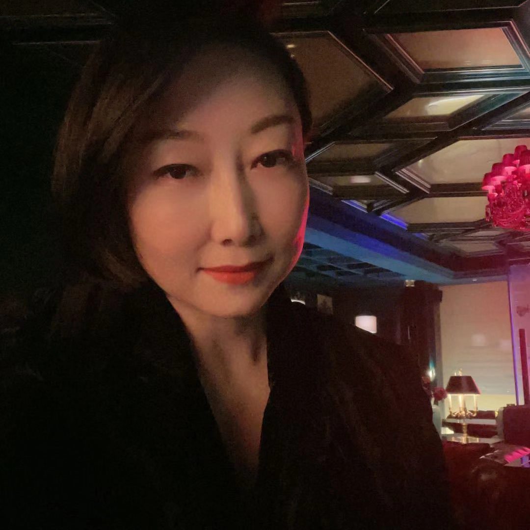 背后花园 On Twitter 第二晚再去她酒吧和她喝酒,也是没戴奶罩 大奶子摇来摇去,穿着骚高跟 我拉她进去男厕脱了骚高跟就舔她骚脚,把她每个脚趾缝舔了 然后我按在马桶上操,淫叫声不断